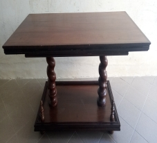 Tavolinetto basso in legno massello, design elegante, superficie piana rettangolare,